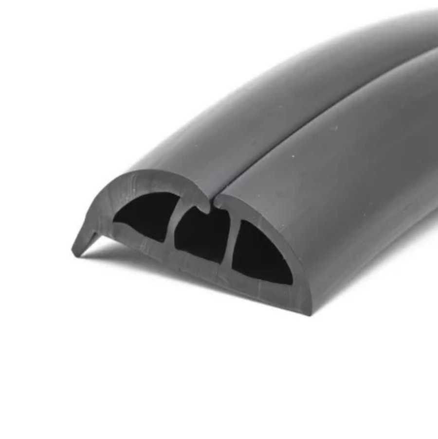 Fenderliste 40x12/28mm Sort med læbe – Marinelageret.dk